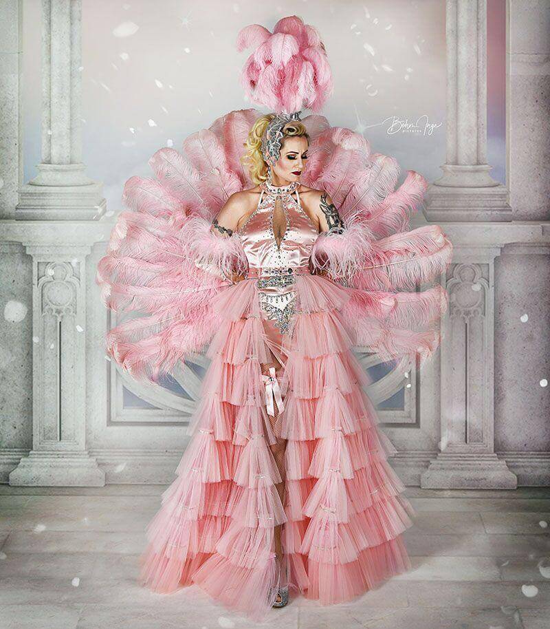 Burlesque Tänzerin München Rose Rainbow Blonde Bombshell Burlesque Show ...